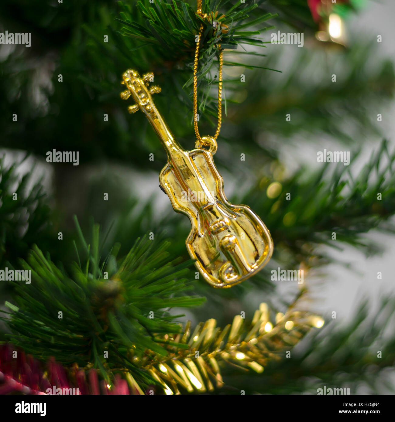 violin on christmas tree Stock Photo - Alamy