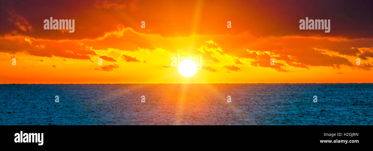 Beautiful panorama ocean sunset hi-res stock photography and images - Alamy