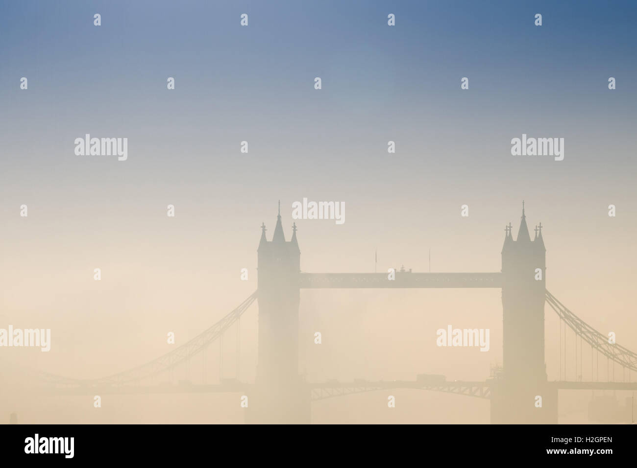 London mist fog morning tower tower bridge hi-res stock photography and ...