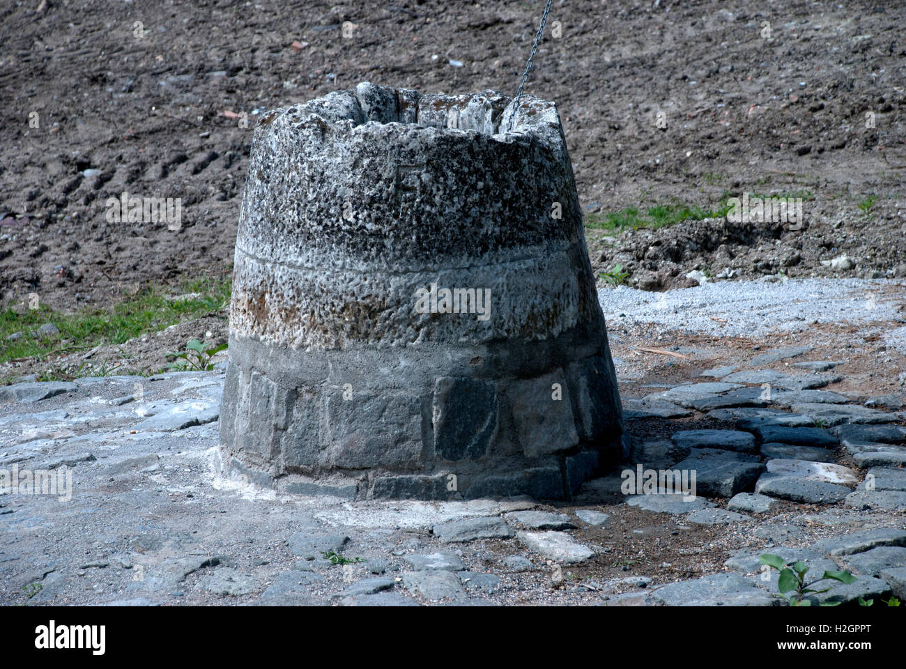 Pulling water from well hi-res stock photography and images - Alamy