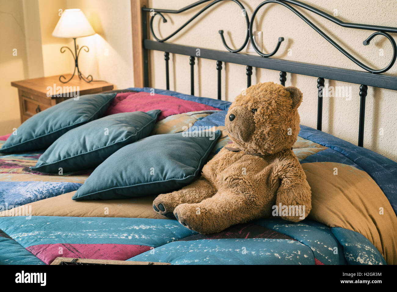 Happy teddy bear relaxing on comfortable bed Stock Photo - Alamy