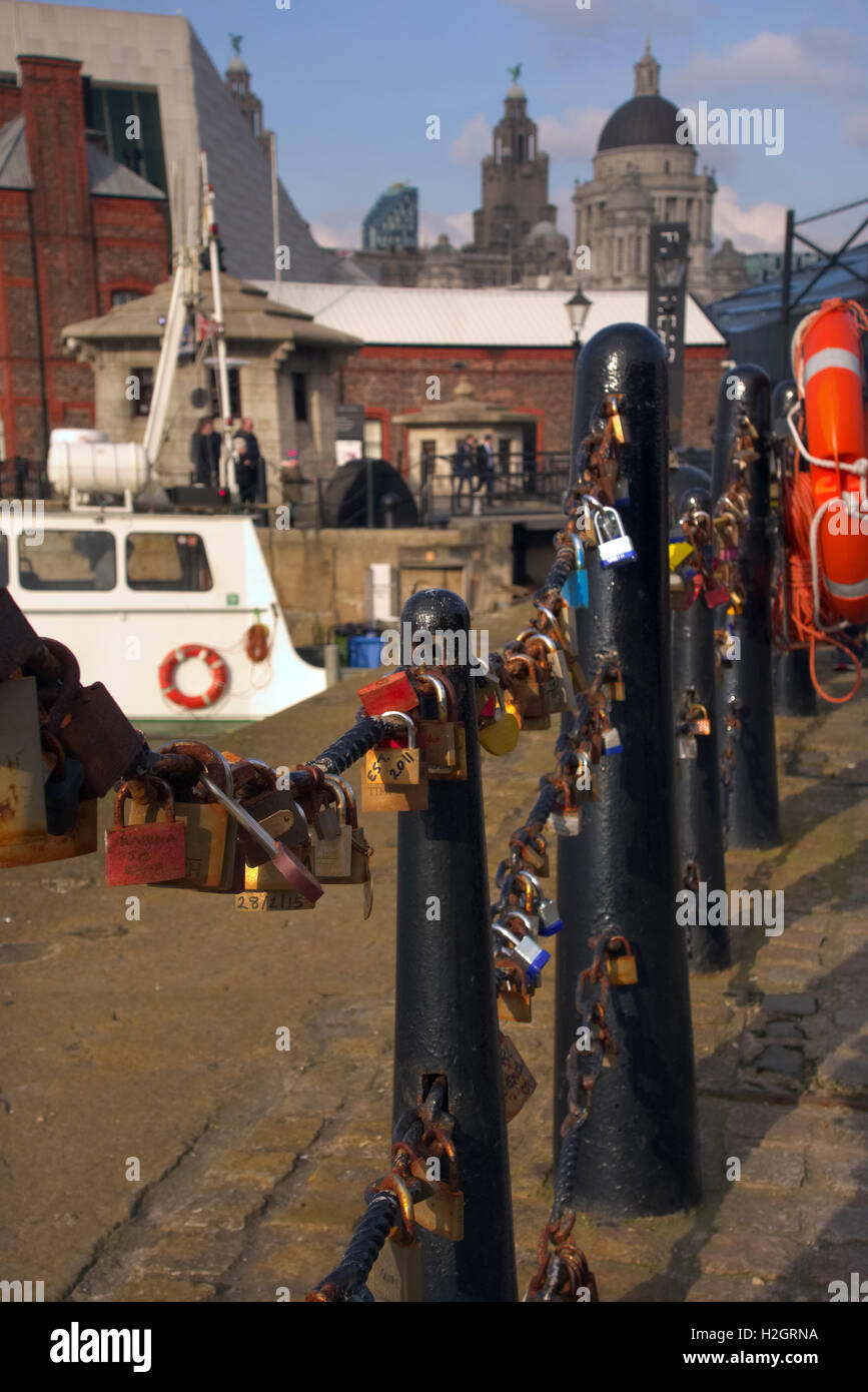 Lovers locks Royal Albert Dock, Liverpool Stock Photo - Alamy