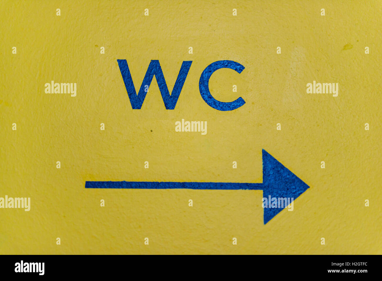 Toilet sign arrow direction hi-res stock photography and images - Alamy