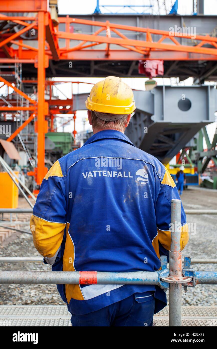 Vattenfall-employees during the mounting of the large swinging link ...