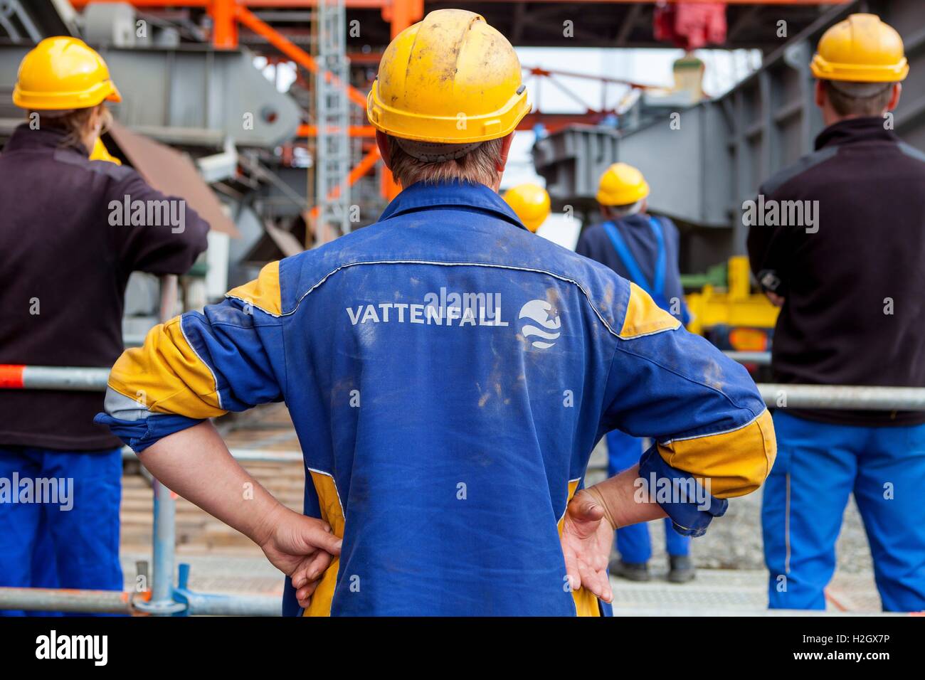 Vattenfall-employees during the mounting of the large swinging link ...