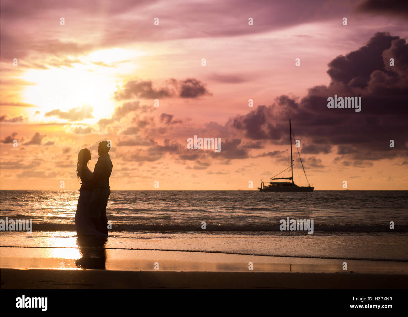 Lovers at beach at night hi-res stock photography and images - Alamy