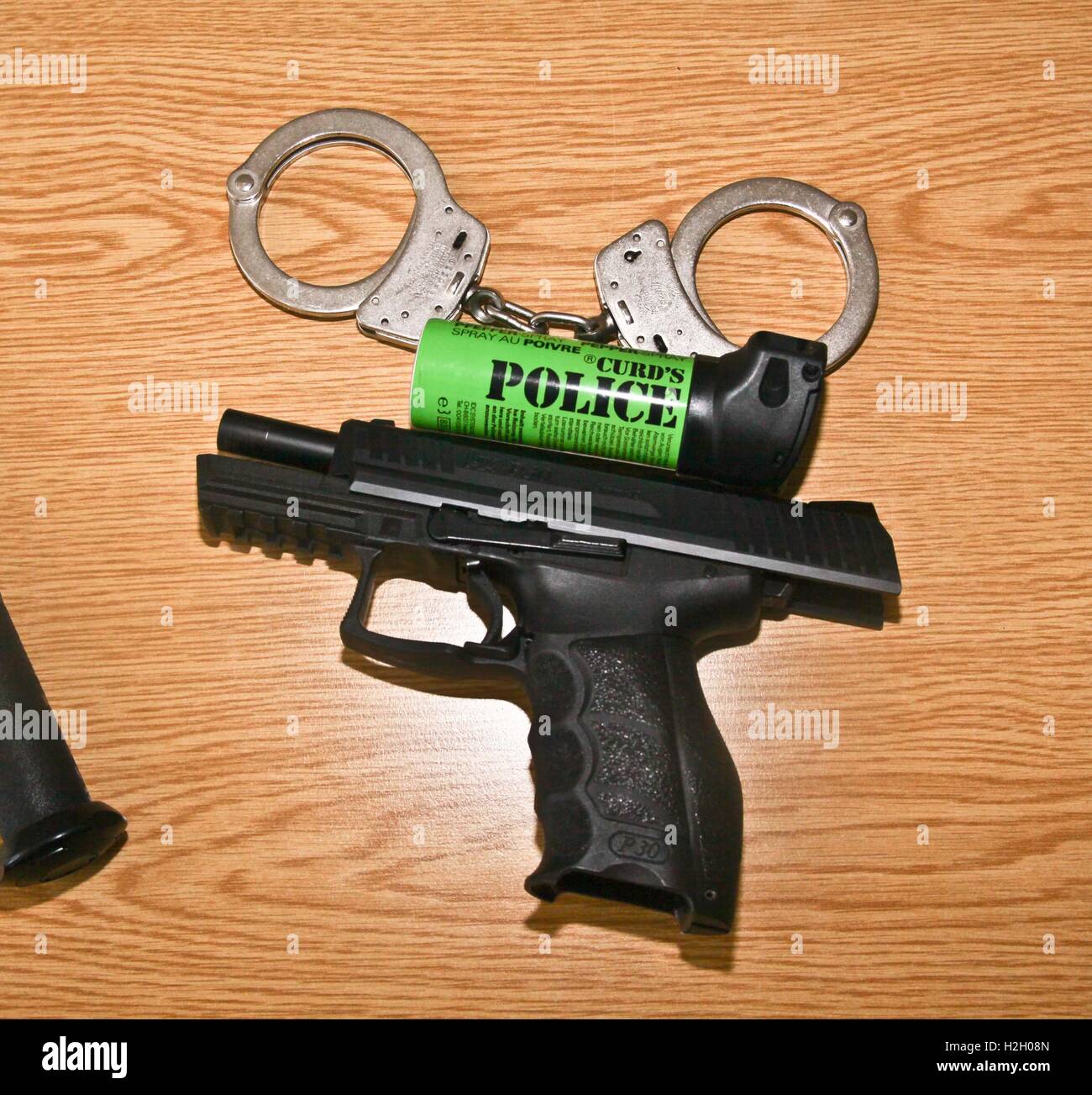 Application set of the federal police, pepper spray, hand chains p 30 ...