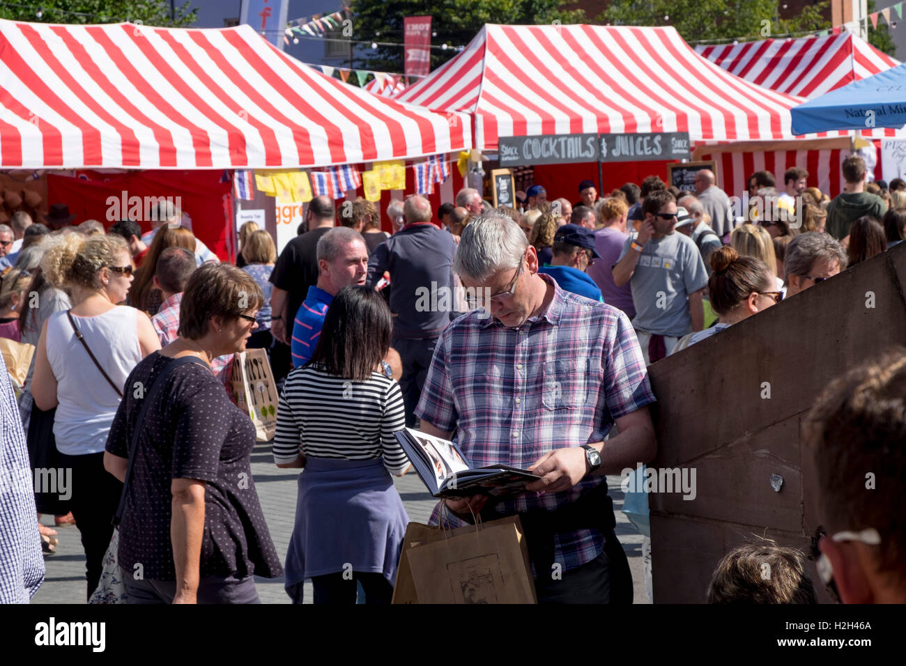 Stalls with food hi-res stock photography and images - Alamy