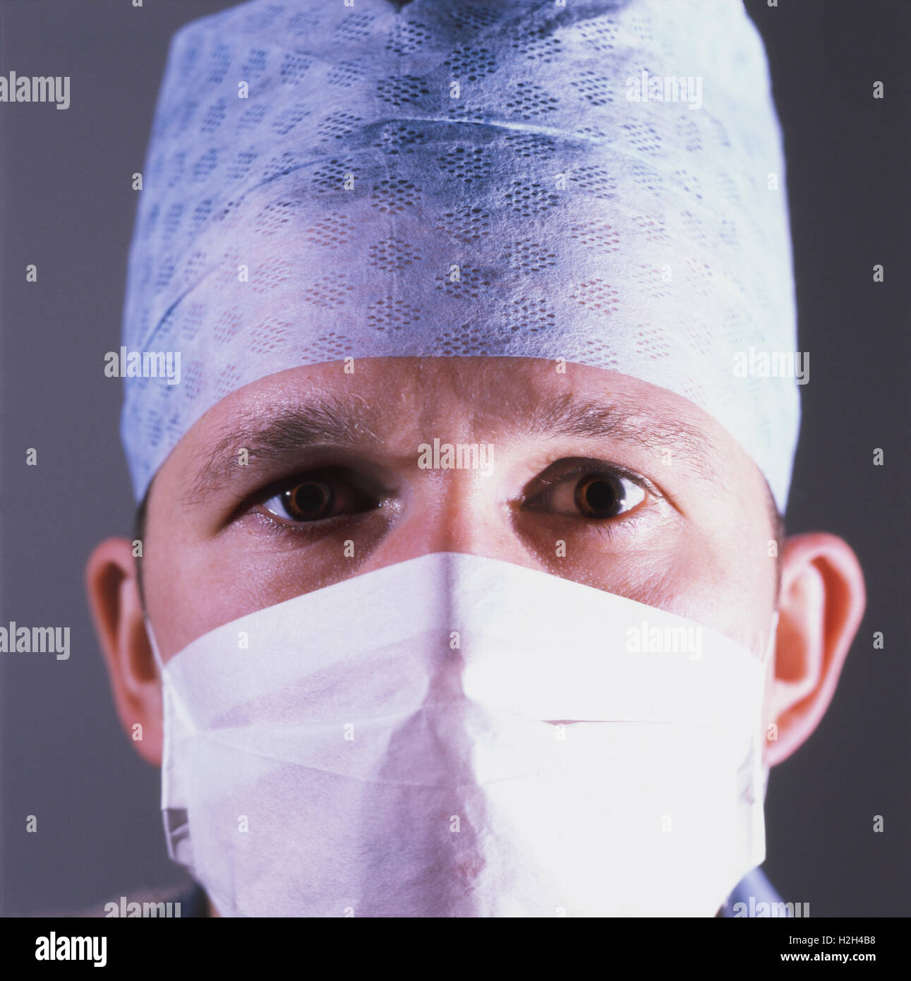 Surgeon wearing mask and head cover Stock Photo - Alamy