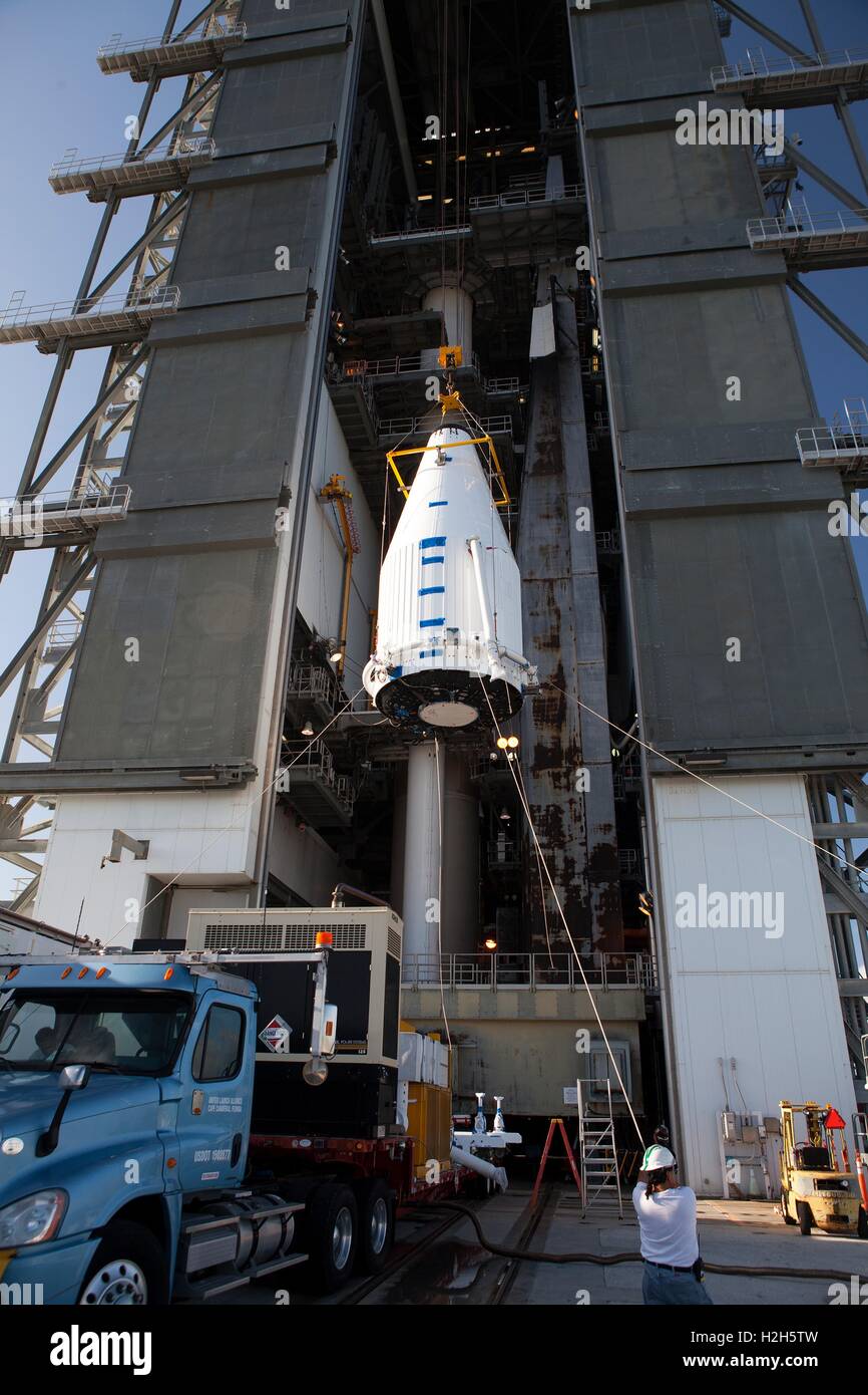 Lifting a rocket hi-res stock photography and images - Alamy