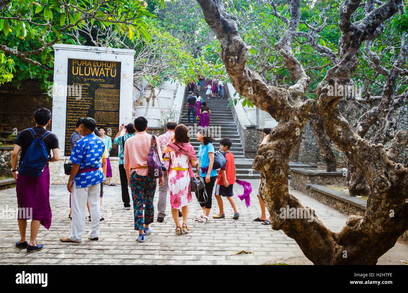 People visiting a temple hi-res stock photography and images - Alamy