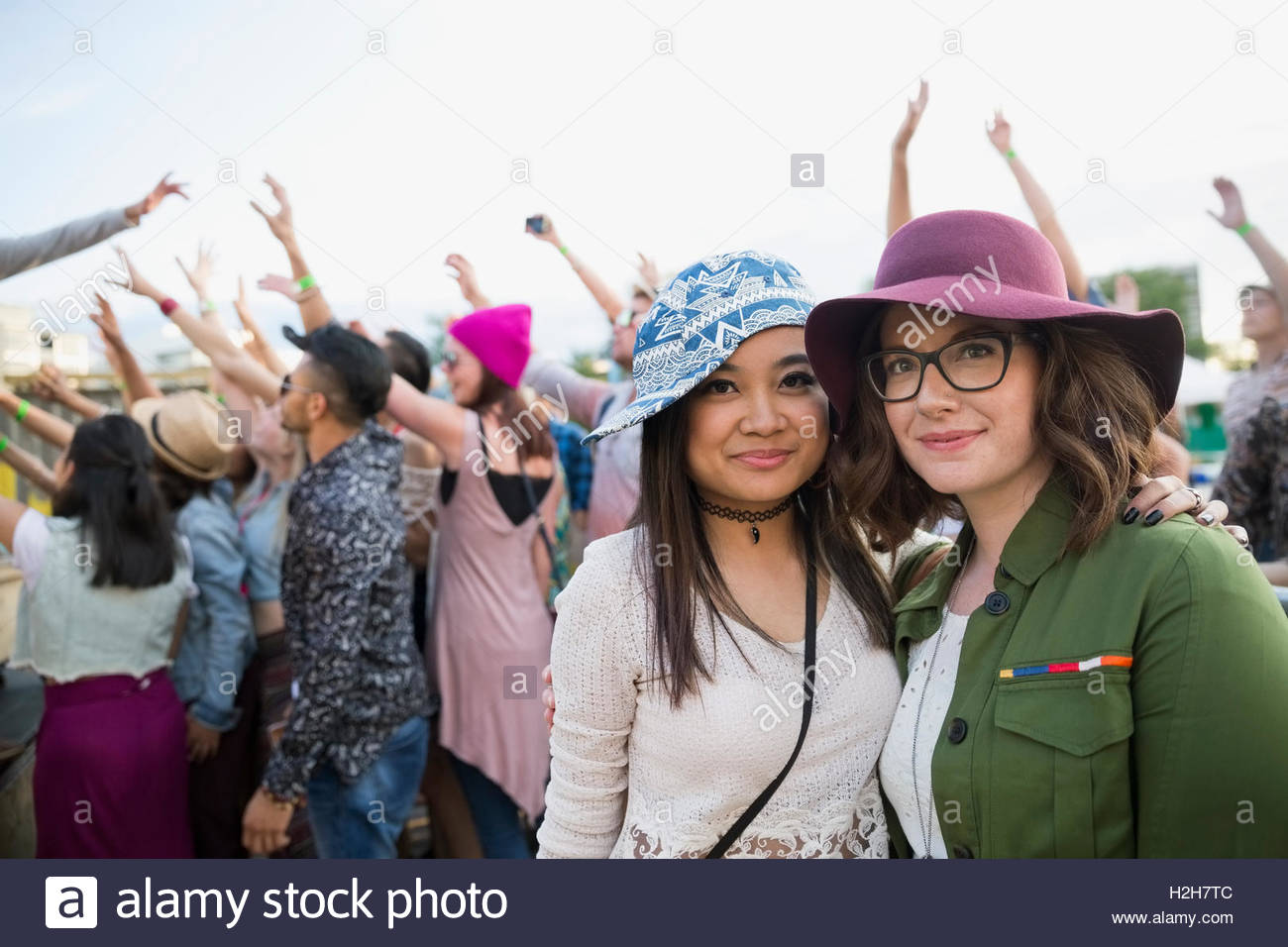 Women in crowd hi-res stock photography and images - Alamy