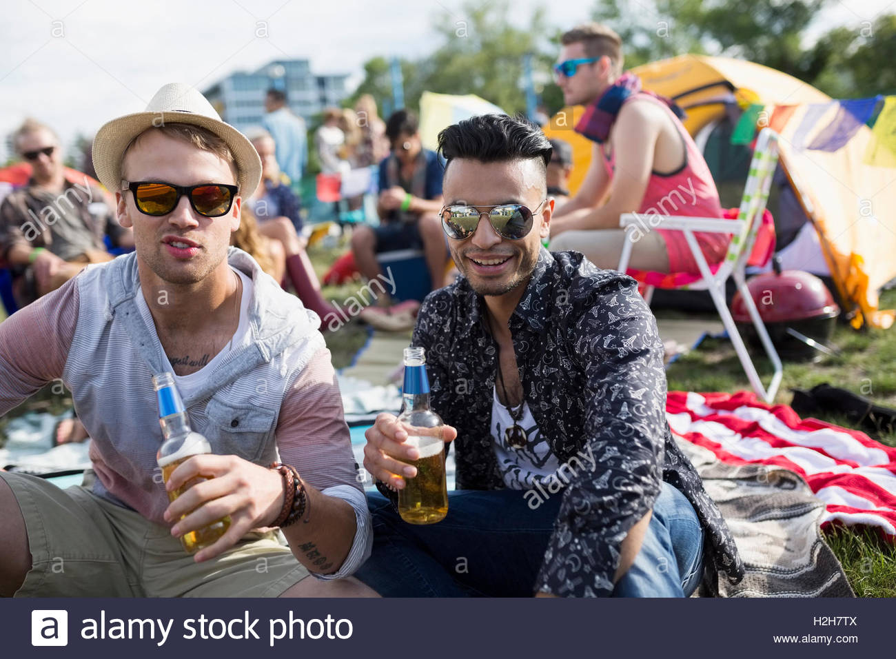 Two men drinking beer together hi-res stock photography and images - Alamy