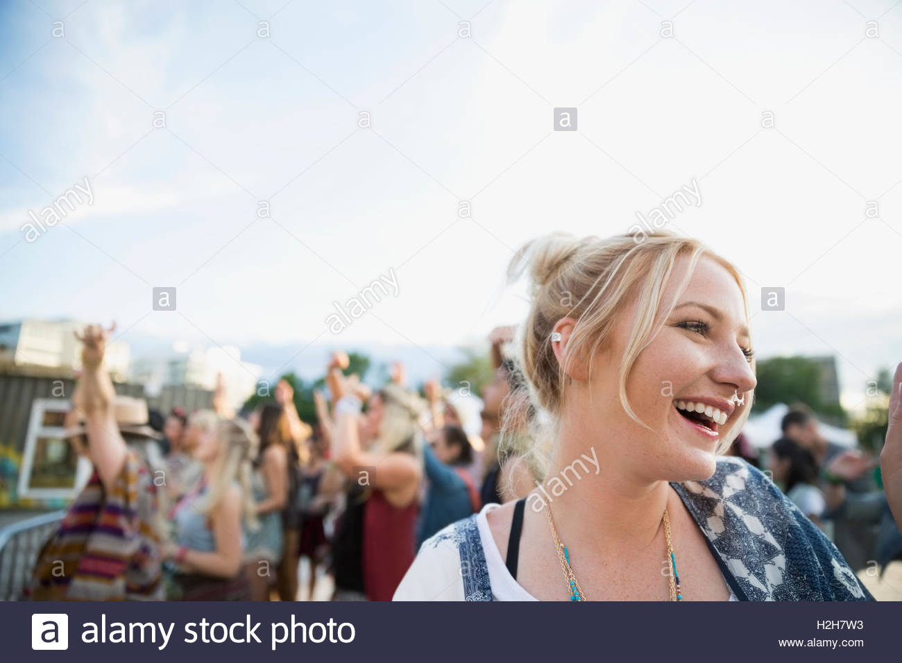 Crowd laughing hi-res stock photography and images - Alamy
