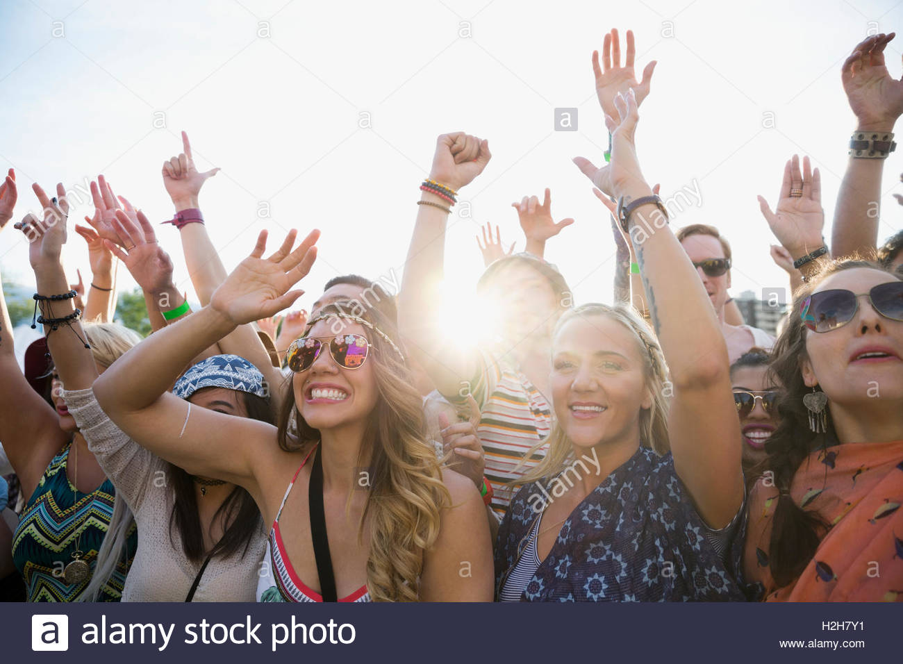 Crowd cheering gesturing hi-res stock photography and images - Alamy