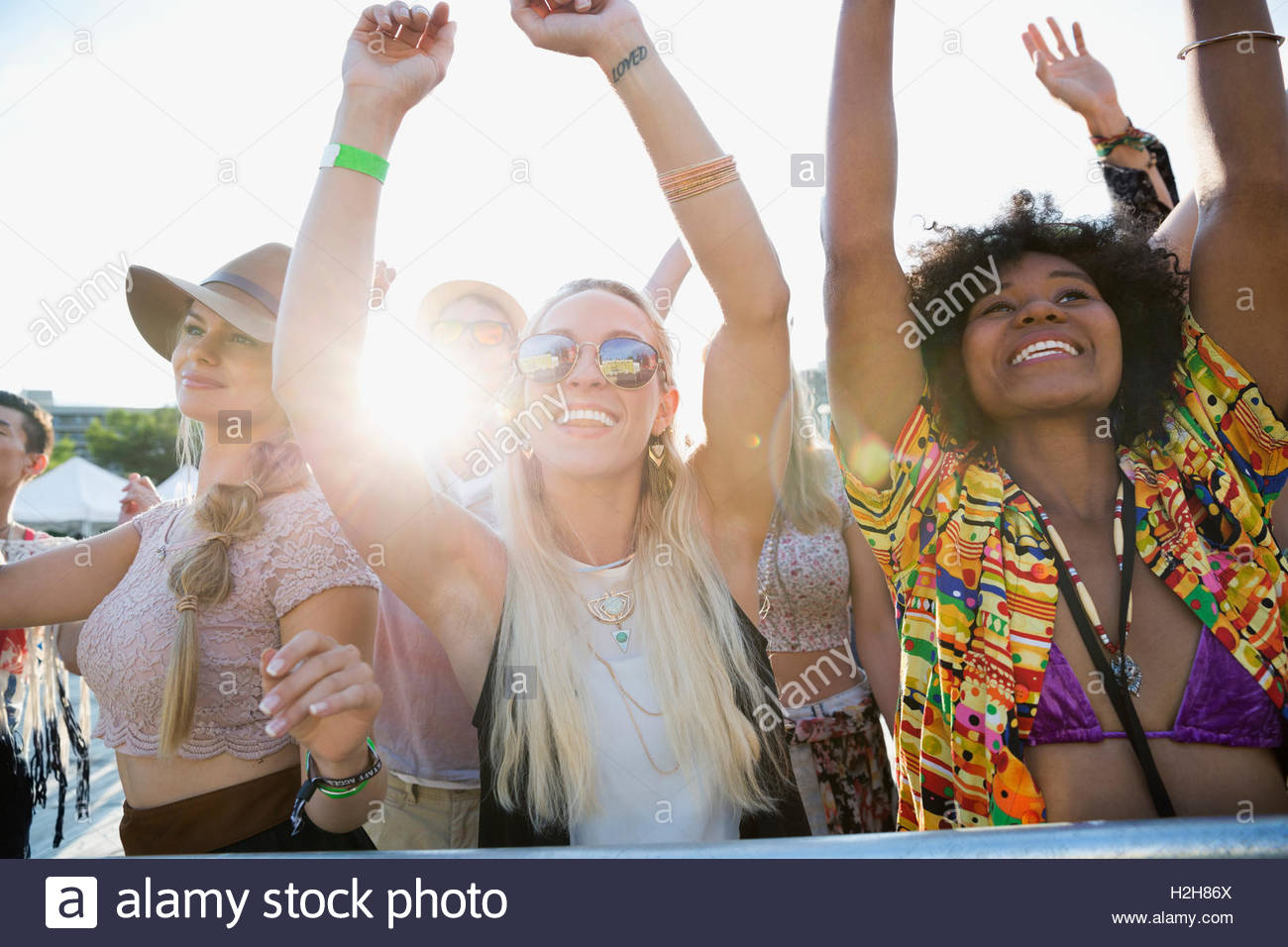 Crowd foreground back hi-res stock photography and images - Alamy