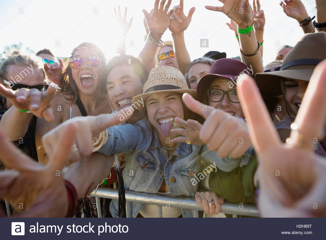 Woman cheering crowd sign hi-res stock photography and images - Alamy