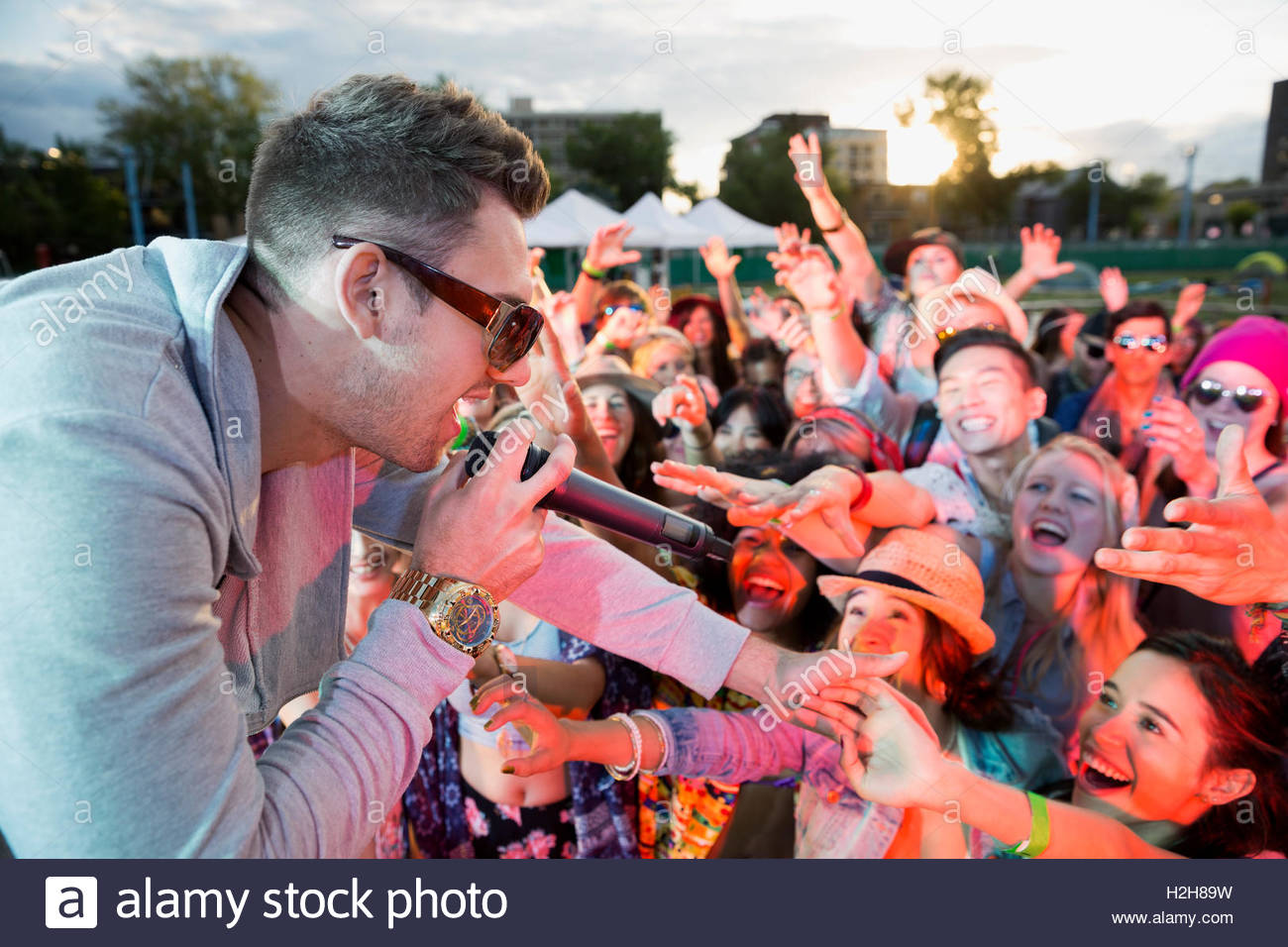 Cool crowd hi-res stock photography and images - Alamy