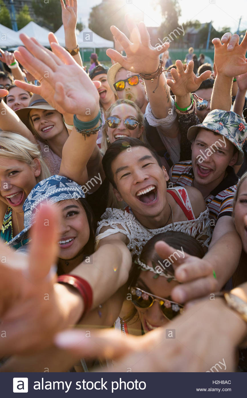 Screaming crowd hi-res stock photography and images - Alamy
