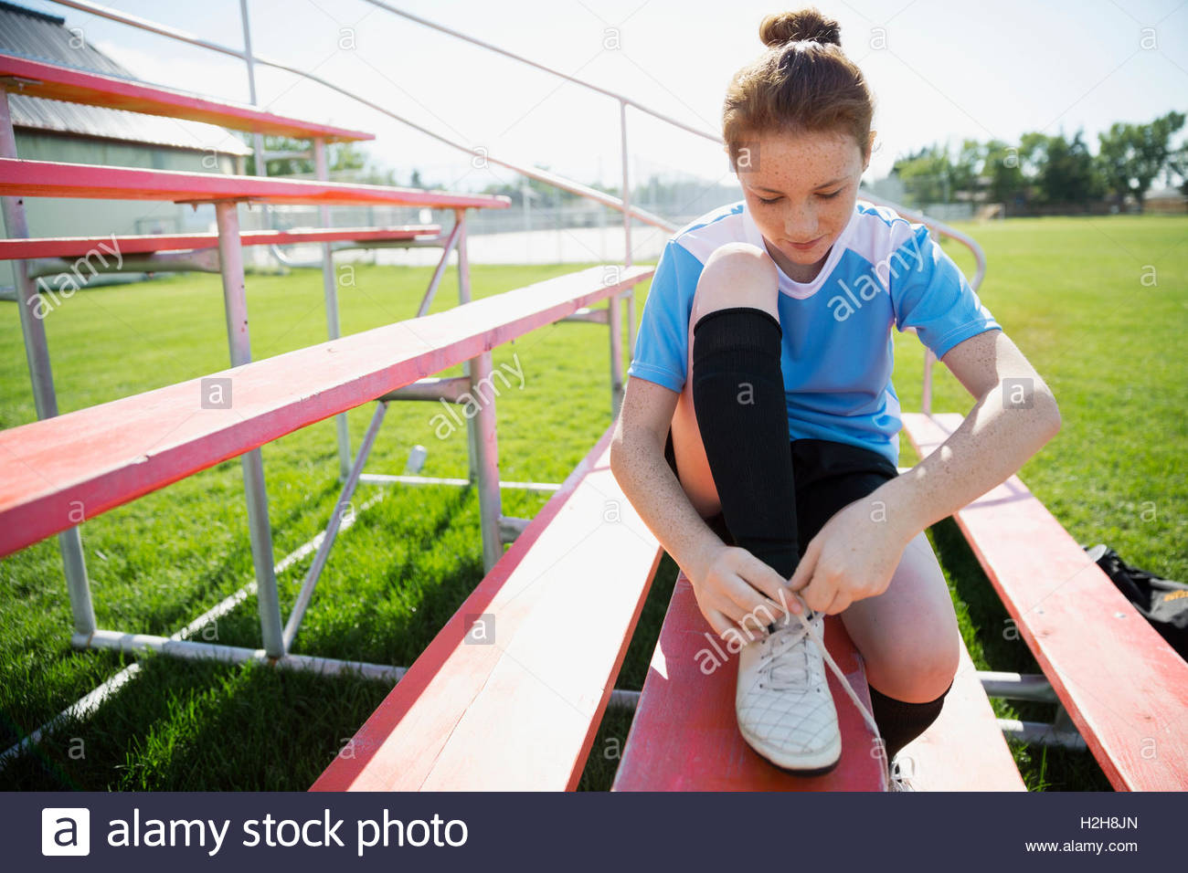 Soccer player tying shoe hi-res stock photography and images - Alamy
