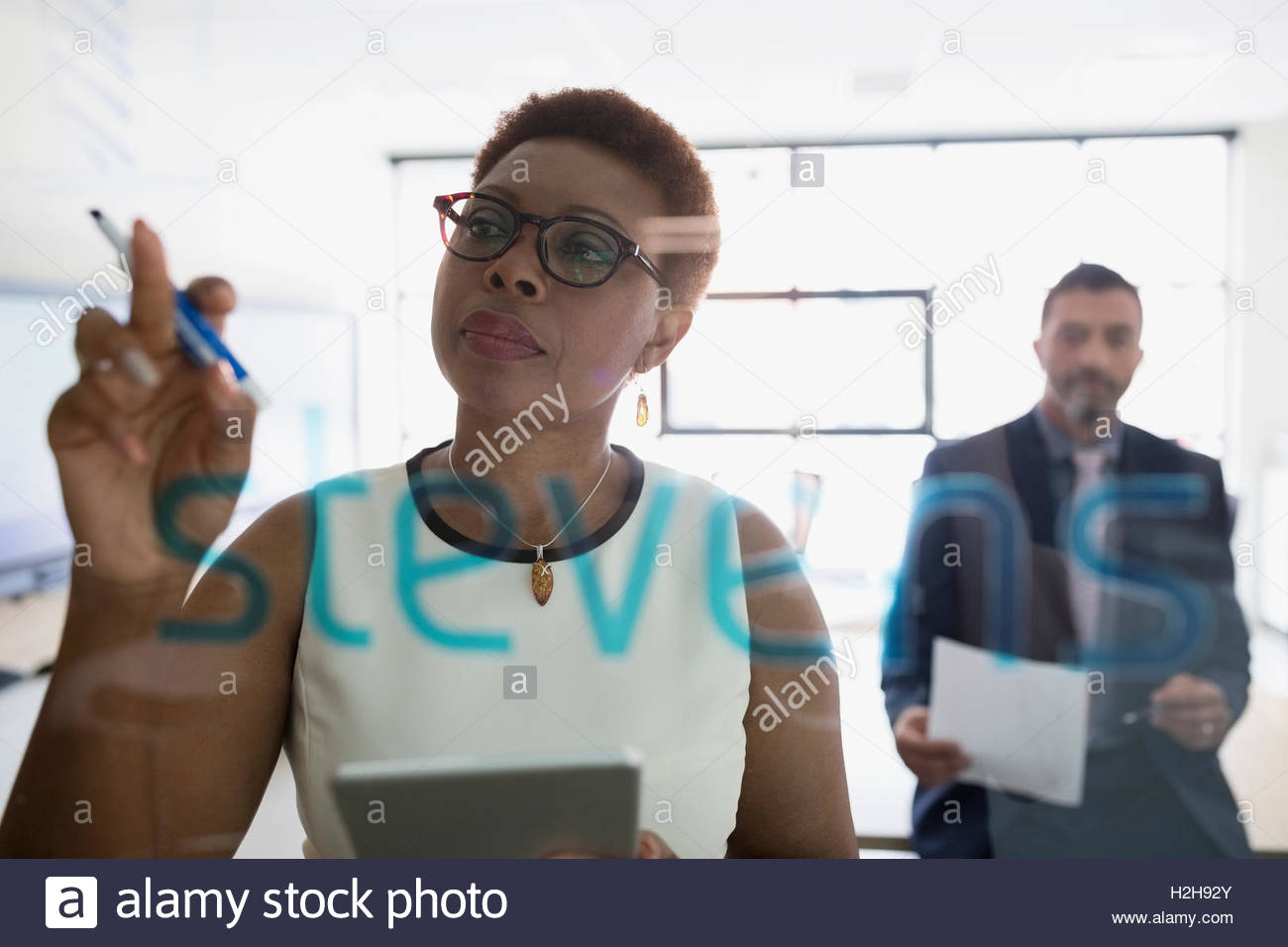 Meeting writing glass wall hi-res stock photography and images - Alamy