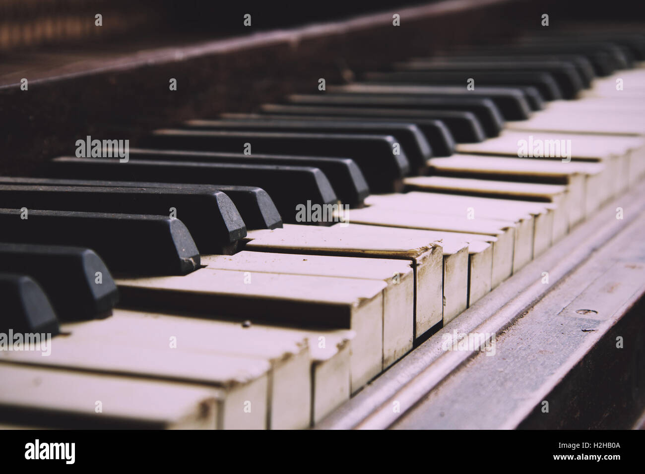 Broken piano keyboard hi-res stock photography and images - Alamy