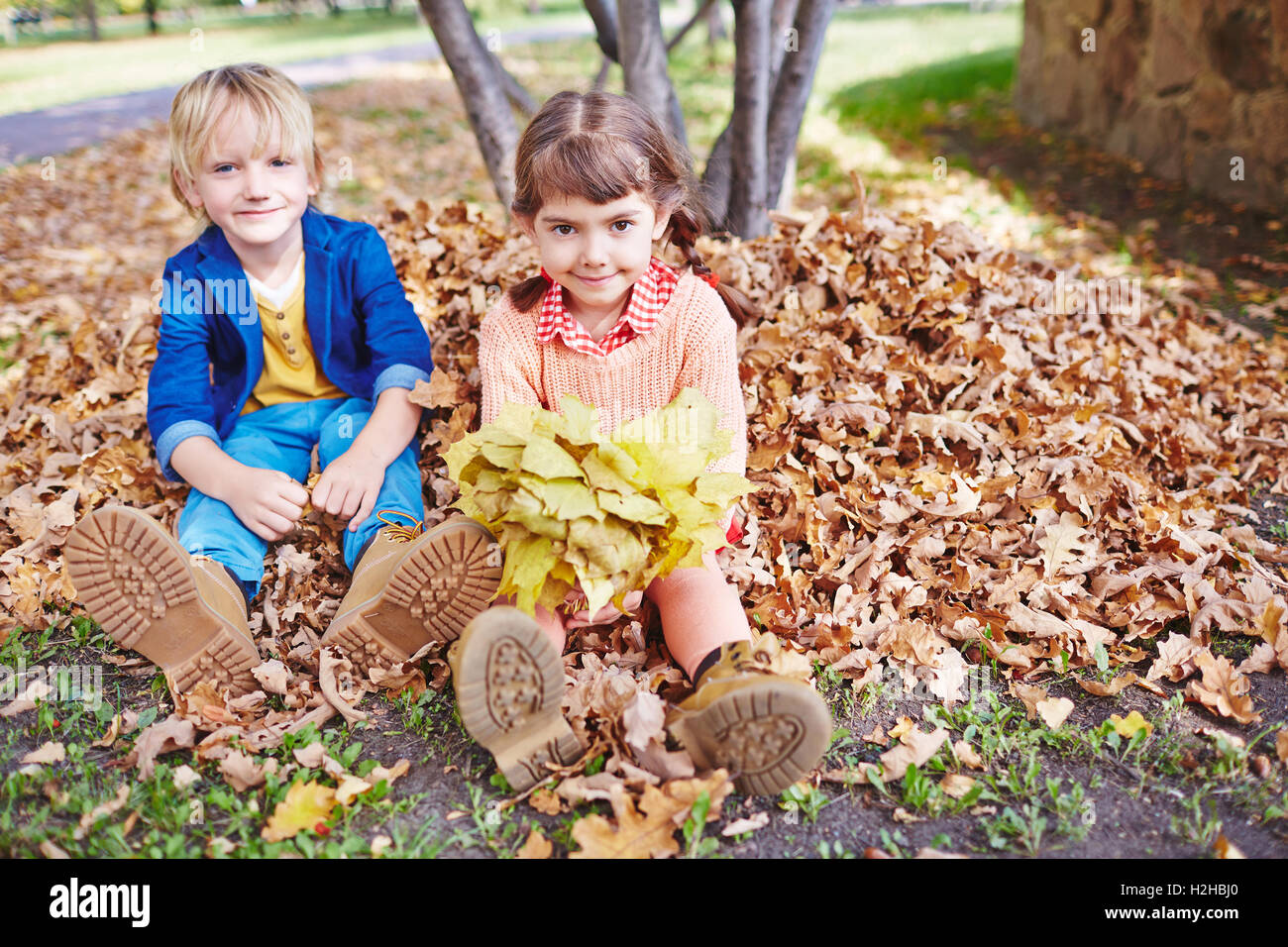 Kids sitting on the ground hi-res stock photography and images - Alamy