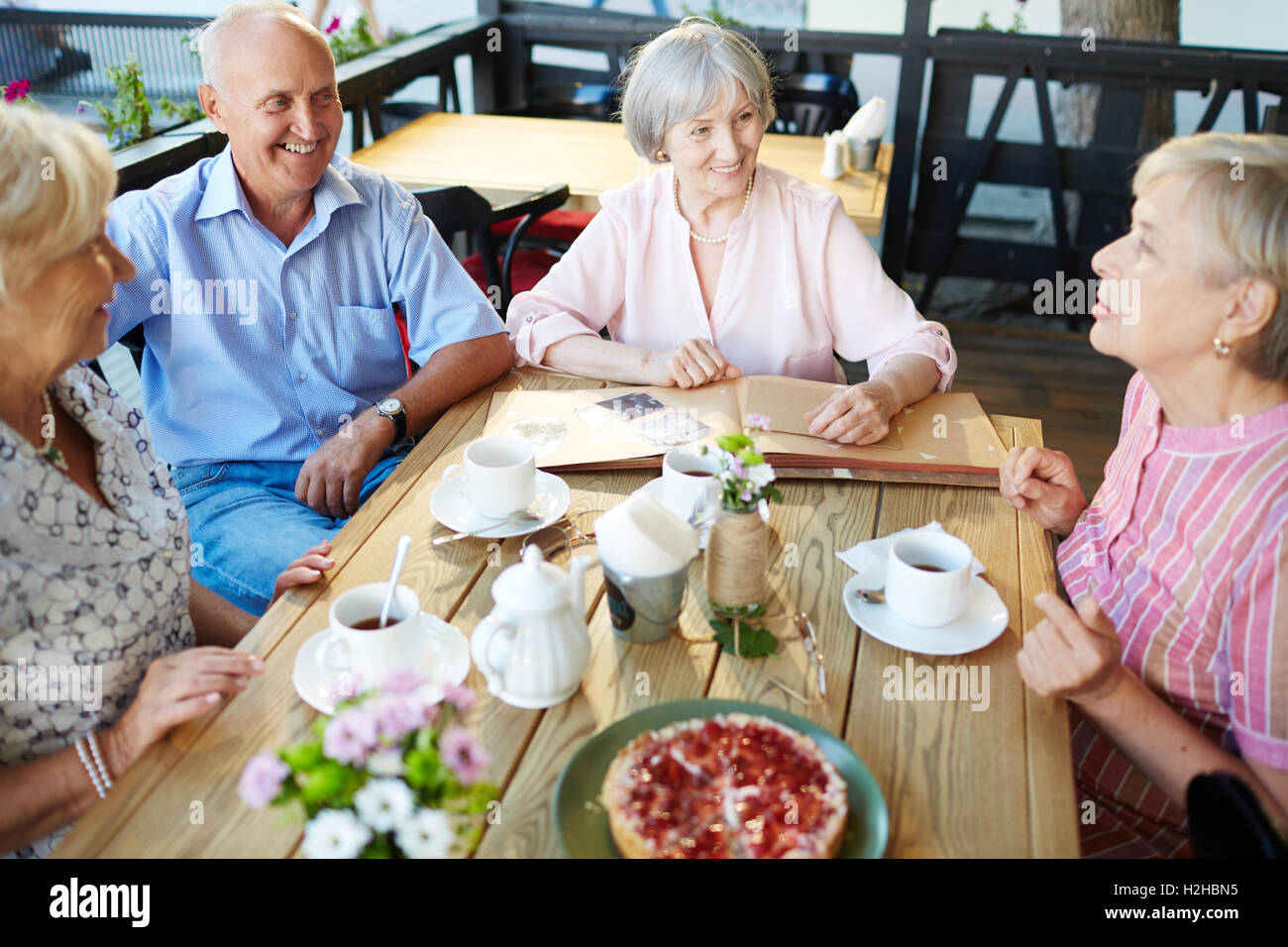 Happy seniors spending time in outdoor cafe Stock Photo - Alamy