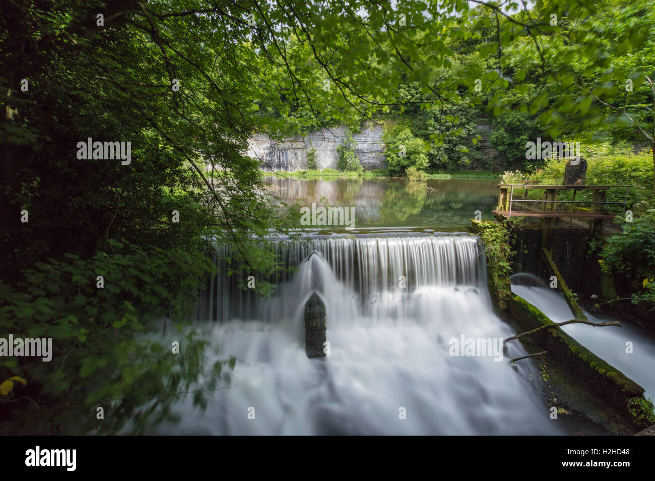 Cressbrook Weir and a millpond, in the Peak District, Derbyshire Stock ...