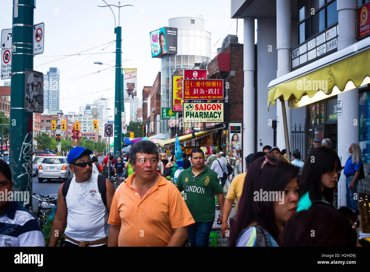 Shoppers in the Chinatown area of Toronto, Canada Stock Photo - Alamy