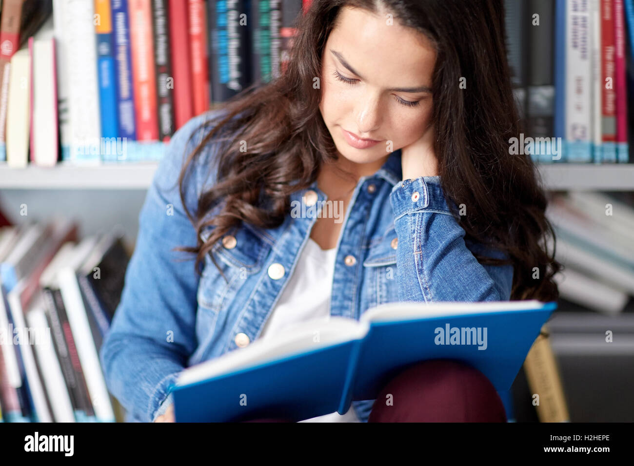 high school student girl reading book at library Stock Photo - Alamy
