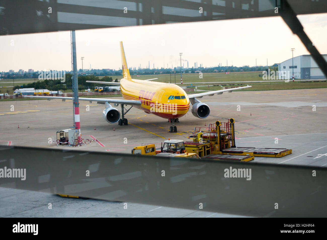 Dhl express air hi-res stock photography and images - Alamy