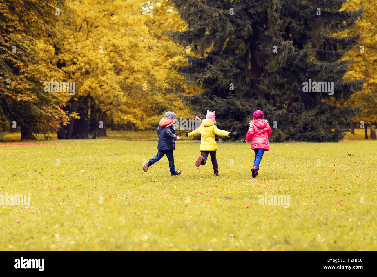 Kids running back view hi-res stock photography and images - Alamy