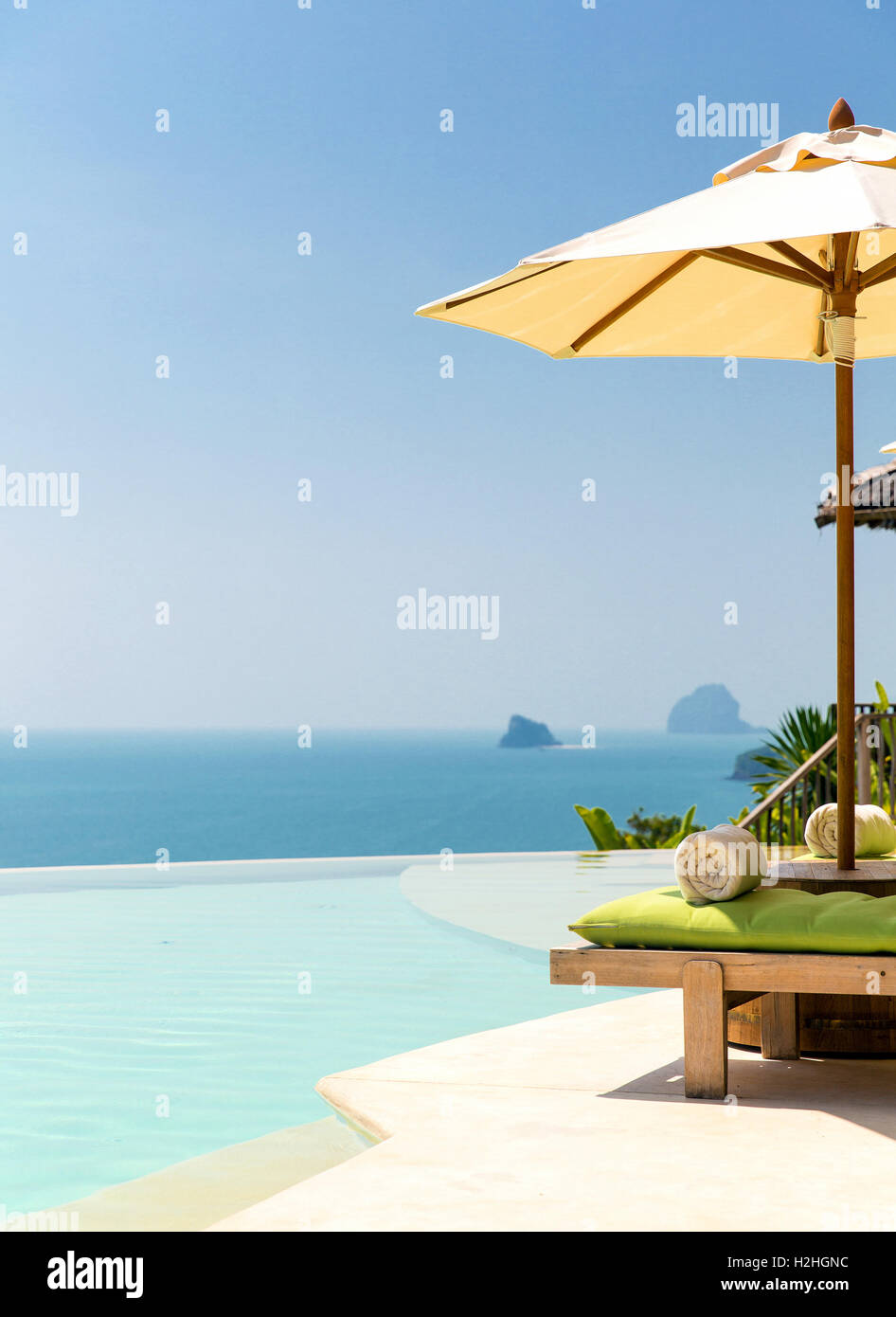 Infinity edge pool hi-res stock photography and images - Alamy