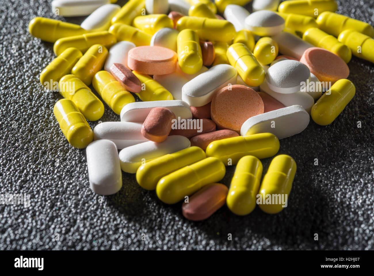 Different colored pills hi-res stock photography and images - Alamy