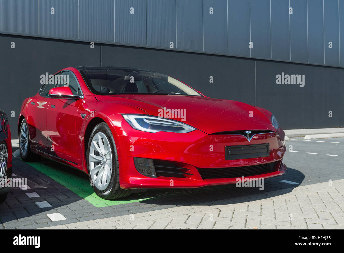 Tesla assembly plant hi-res stock photography and images - Alamy