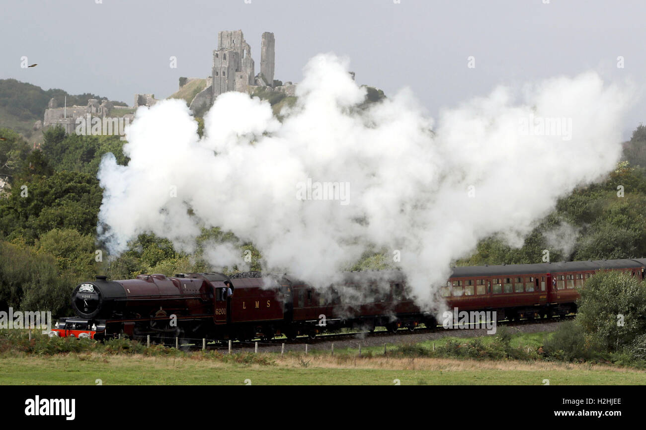 The Princess Elizabeth steam locomotive passes Corfe Castle in Dorset ...