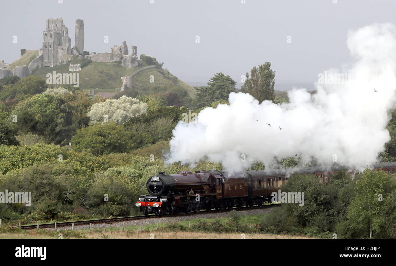 The Princess Elizabeth steam locomotive passes Corfe Castle in Dorset ...