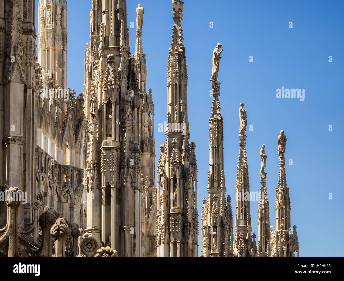 Milan duomo statue hi-res stock photography and images - Alamy