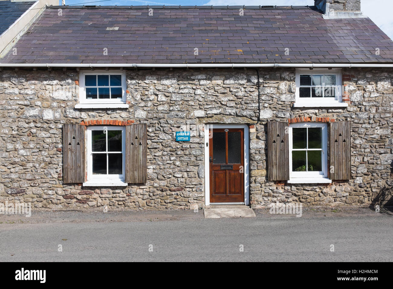 Small stone cottage hi-res stock photography and images - Alamy