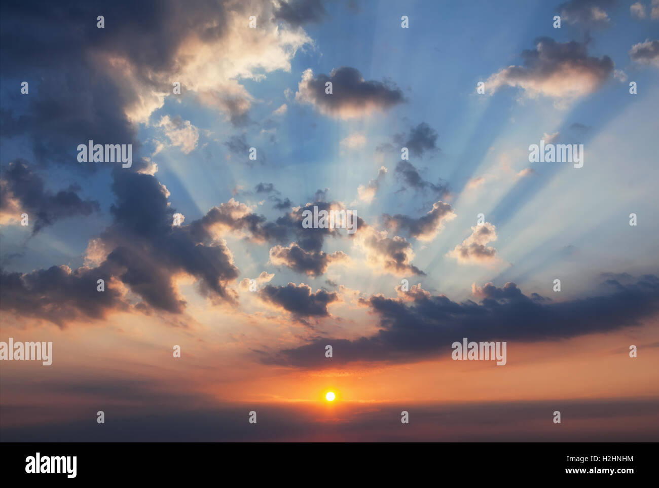 Sunset with sun rays. Colorful blur sky with sun background. Sunset ...