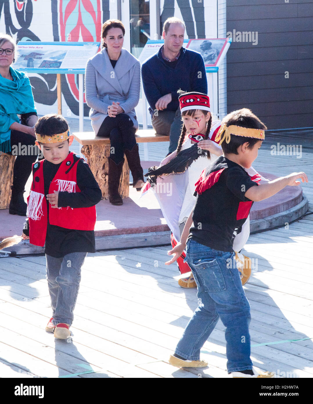 The Duke and Duchess of Cambridge watch First Nation dancers and played ...