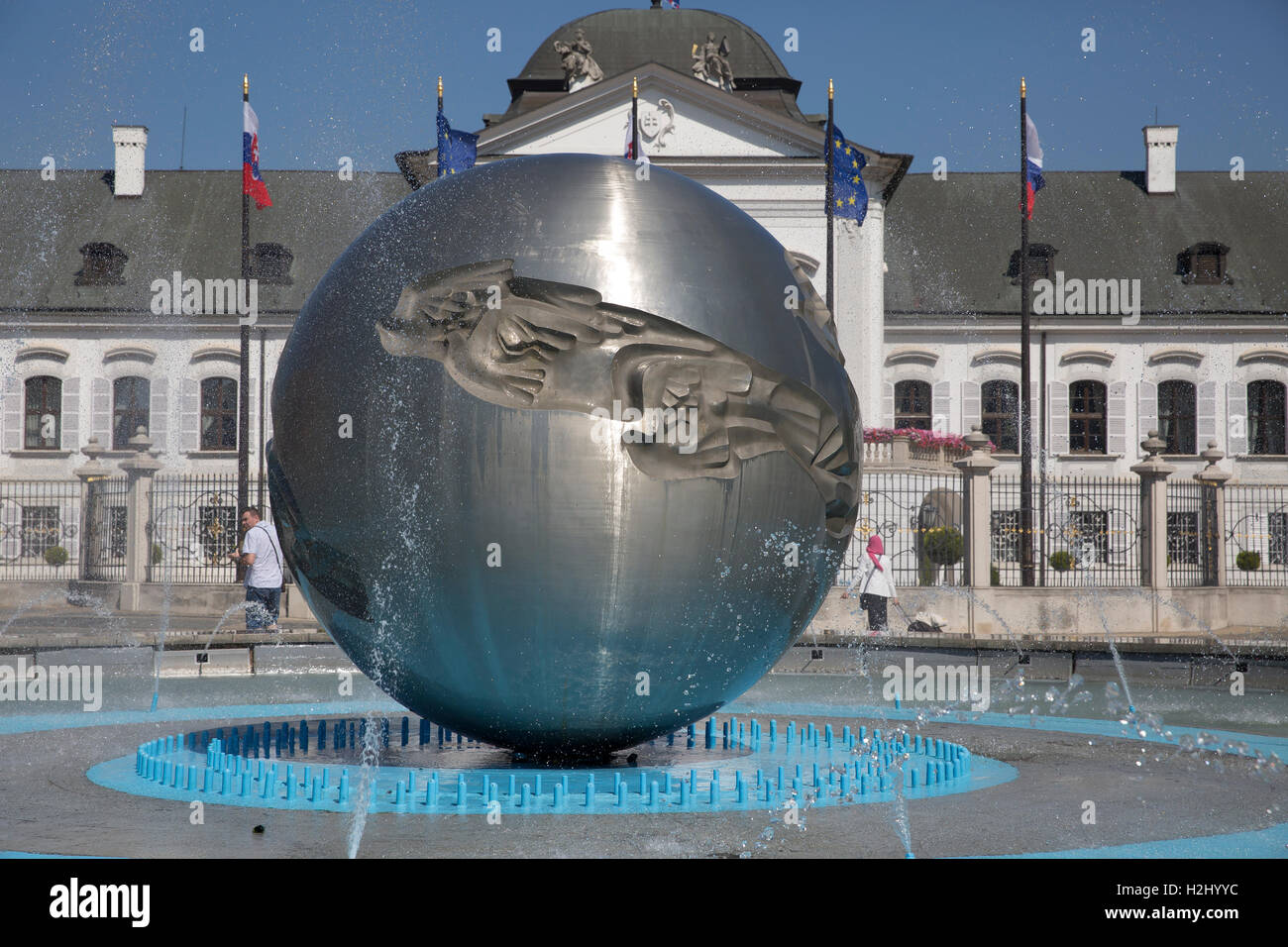 Silver ball water fountain hi-res stock photography and images - Alamy