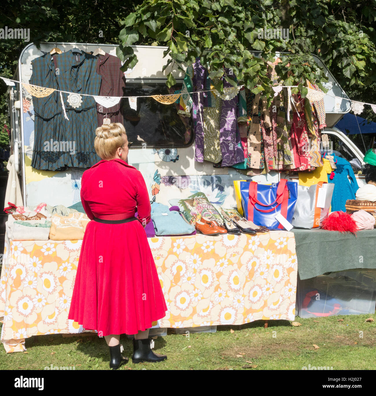 Clothes stall market uk hi-res stock photography and images - Alamy
