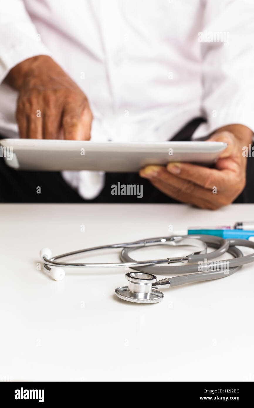 Doctor using a digital tablet Stock Photo - Alamy