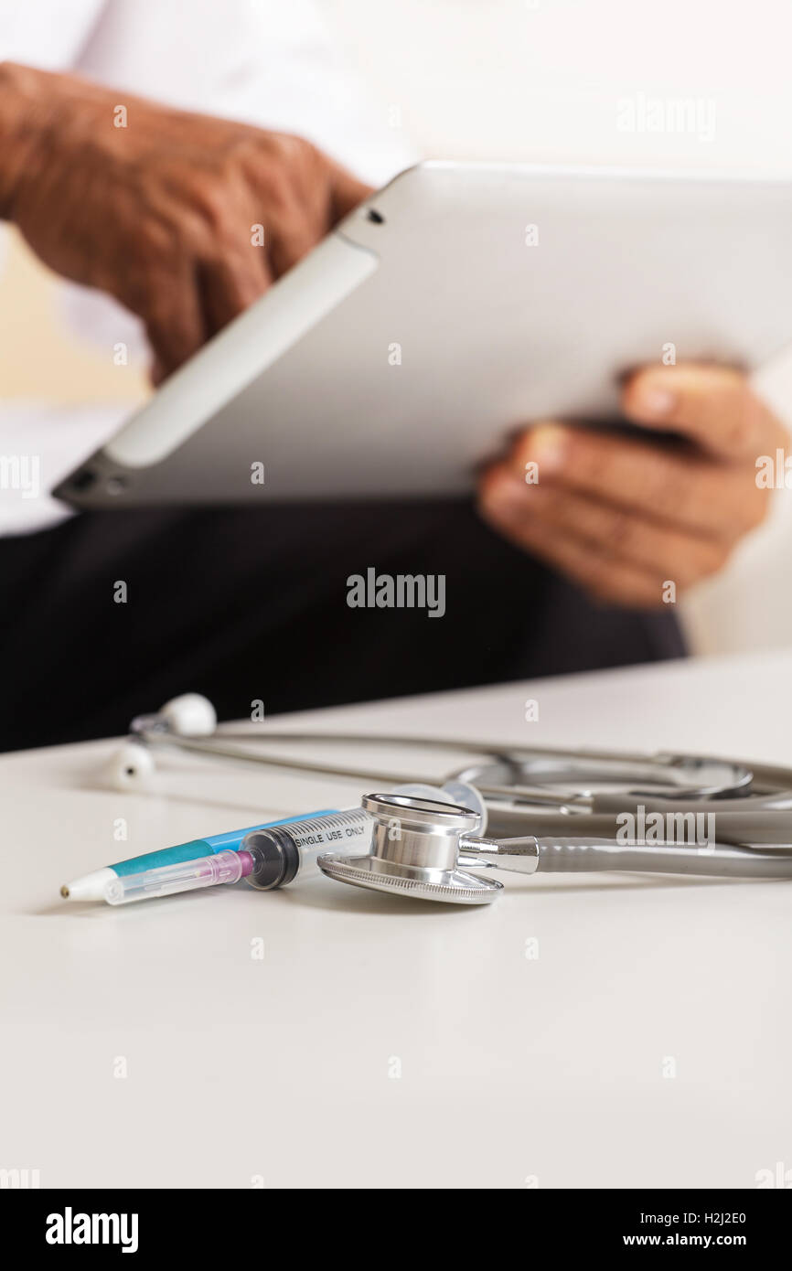 Doctor using a digital tablet Stock Photo - Alamy