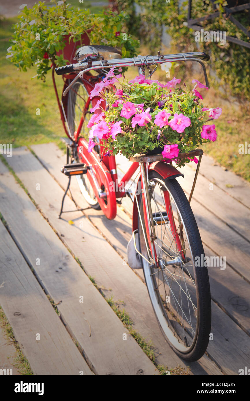 Retro red bicycle basket hi-res stock photography and images - Alamy