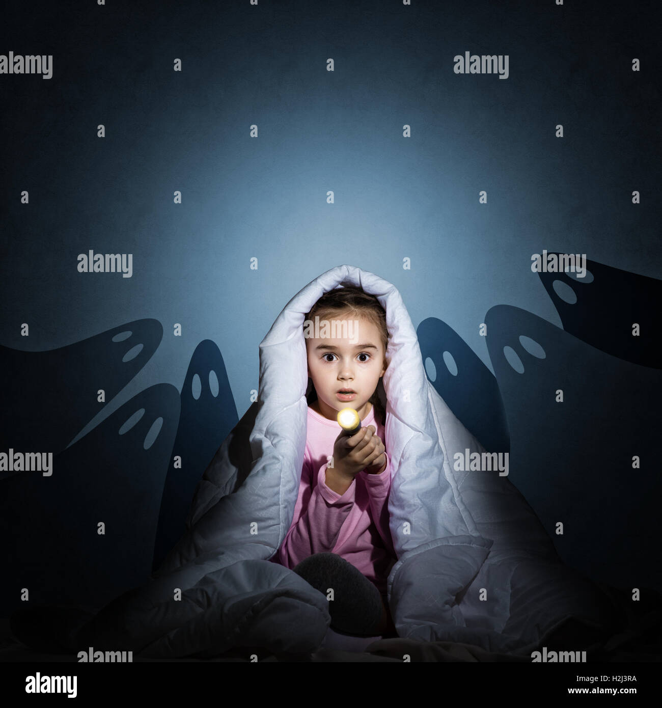 girl under the covers with a flashlight Stock Photo - Alamy