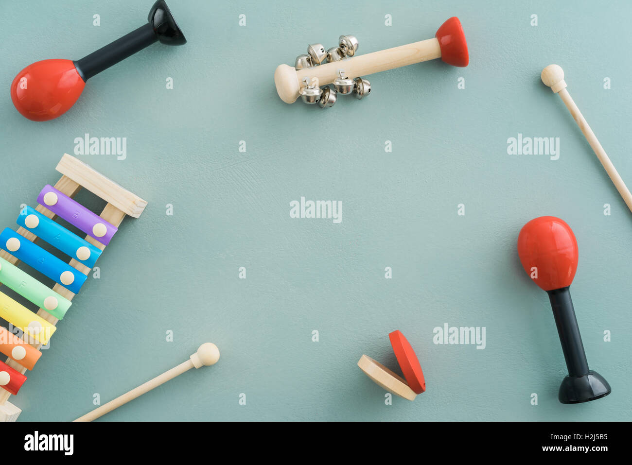 Musical instruments hi-res stock photography and images - Alamy