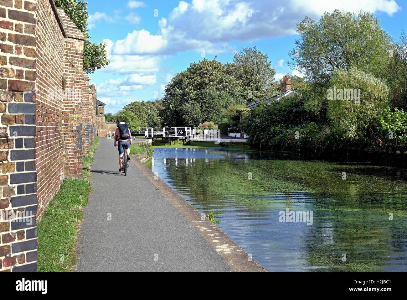 London canal bike grand union hi-res stock photography and images - Alamy